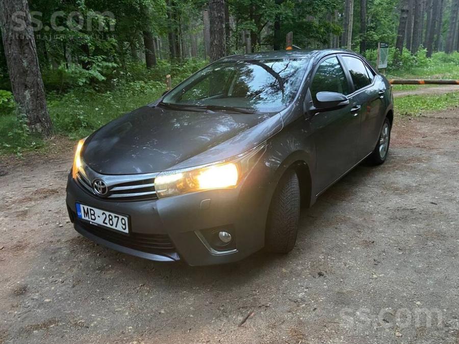 Black Toyota Corolla 2014 in Riga, with an engine capacity of 1.60 L and mileage of 314 thousand km for 6500 €, photo 3 on AUTOMOTO.COM.LV