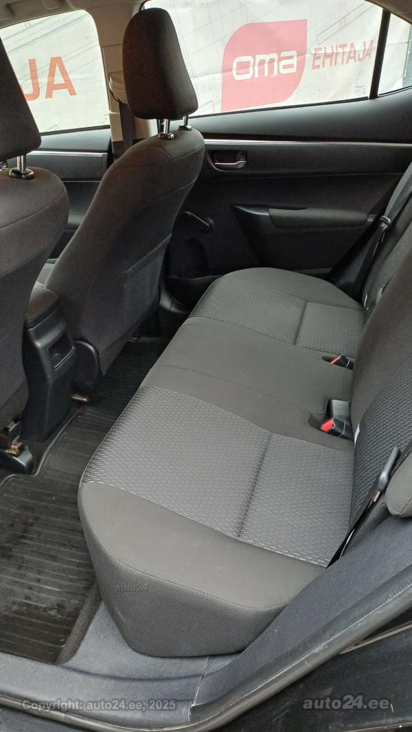Melns Toyota Corolla 2015 Tallina, ar dzinēja tilpumu 1.30 L un nobraukumu 76 tūkst. km par 7500 €, foto 11 vietnē AUTOMOTO.COM.LV