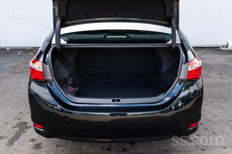 Black Toyota Corolla 2015 in Riga, with an engine capacity of 1.60 L and mileage of 181 thousand km for 7650 €, photo 9 on AUTOMOTO.COM.LV