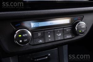 Black Toyota Corolla 2015 in Riga, with an engine capacity of 1.60 L and mileage of 181 thousand km for 7650 €, photo 17 on AUTOMOTO.COM.LV