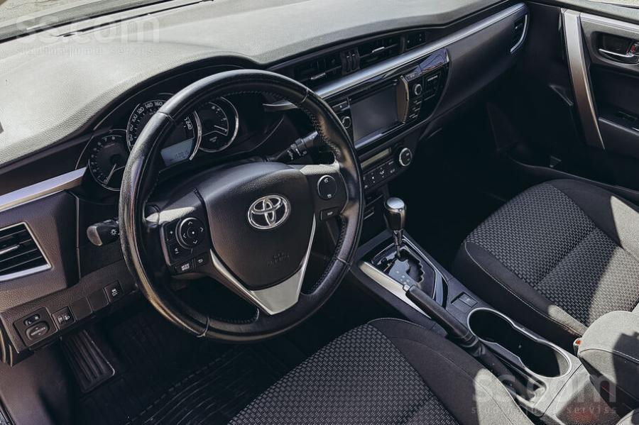 Black Toyota Corolla 2015 in Riga, with an engine capacity of 1.60 L and mileage of 150 thousand km for 8500 €, photo 5 on AUTOMOTO.COM.LV