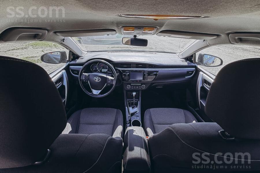 Black Toyota Corolla 2015 in Riga, with an engine capacity of 1.60 L and mileage of 150 thousand km for 8500 €, photo 6 on AUTOMOTO.COM.LV