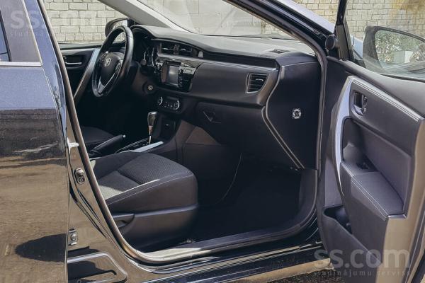 Black Toyota Corolla 2015 in Riga, with an engine capacity of 1.60 L and mileage of 150 thousand km for 8500 €, photo 7 on AUTOMOTO.COM.LV
