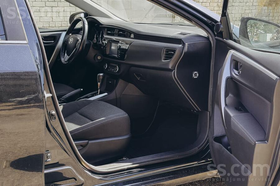 Black Toyota Corolla 2015 in Riga, with an engine capacity of 1.60 L and mileage of 150 thousand km for 8500 €, photo 7 on AUTOMOTO.COM.LV
