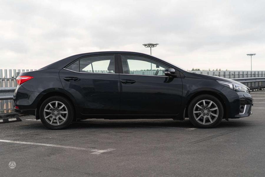 Black Toyota Corolla 2016 in Vilnius, with an engine capacity of 1.60 L and mileage of 118 thousand km for 8399 €, photo 6 on AUTOMOTO.COM.LV