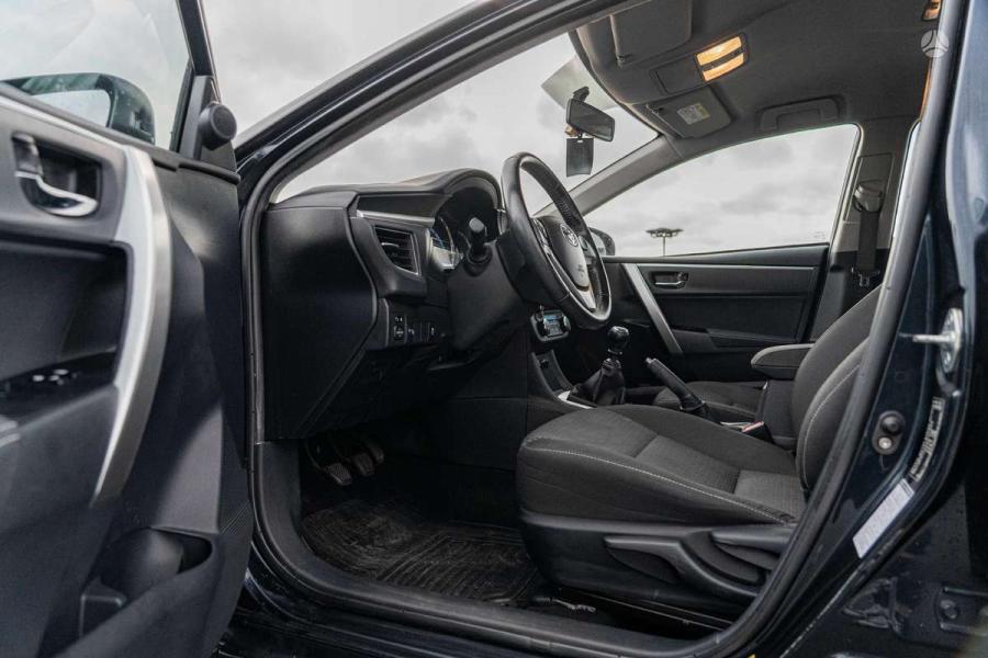Black Toyota Corolla 2016 in Vilnius, with an engine capacity of 1.60 L and mileage of 118 thousand km for 8399 €, photo 17 on AUTOMOTO.COM.LV