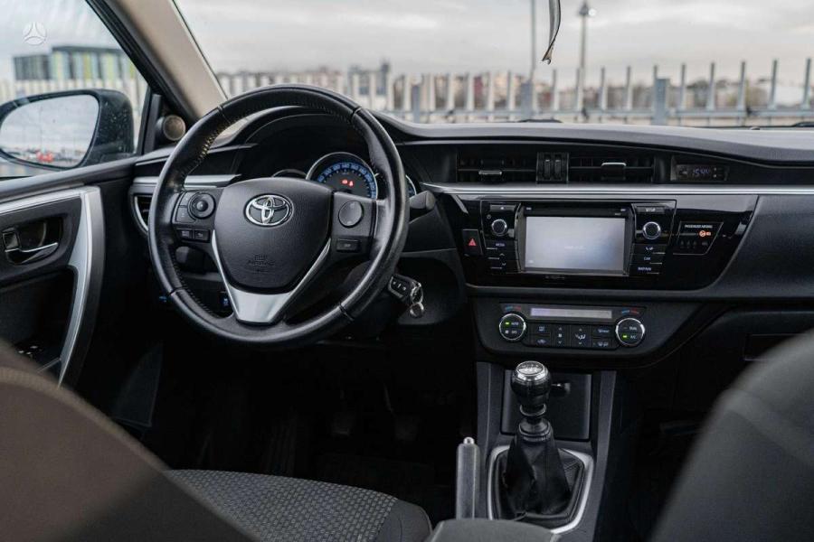 Black Toyota Corolla 2016 in Vilnius, with an engine capacity of 1.60 L and mileage of 118 thousand km for 8399 €, photo 31 on AUTOMOTO.COM.LV