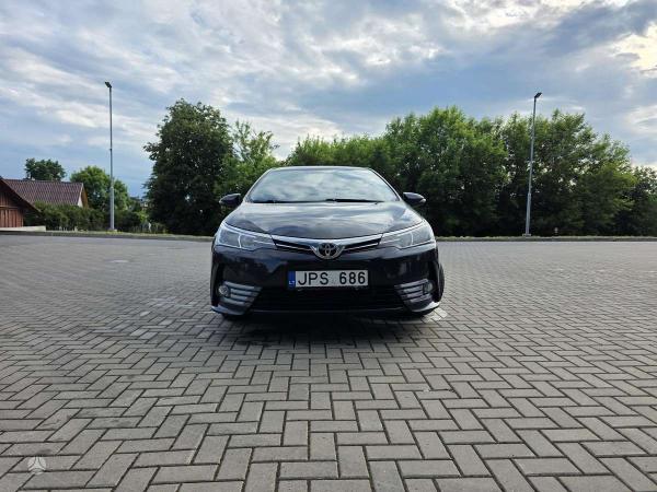 Black Toyota Corolla 2017 in Vilnius, with an engine capacity of 1.60 L and mileage of 189 thousand km for 10100 €, photo 2 on AUTOMOTO.COM.LV