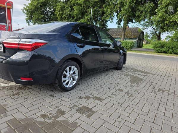 Black Toyota Corolla 2017 in Vilnius, with an engine capacity of 1.60 L and mileage of 189 thousand km for 10100 €, photo 5 on AUTOMOTO.COM.LV