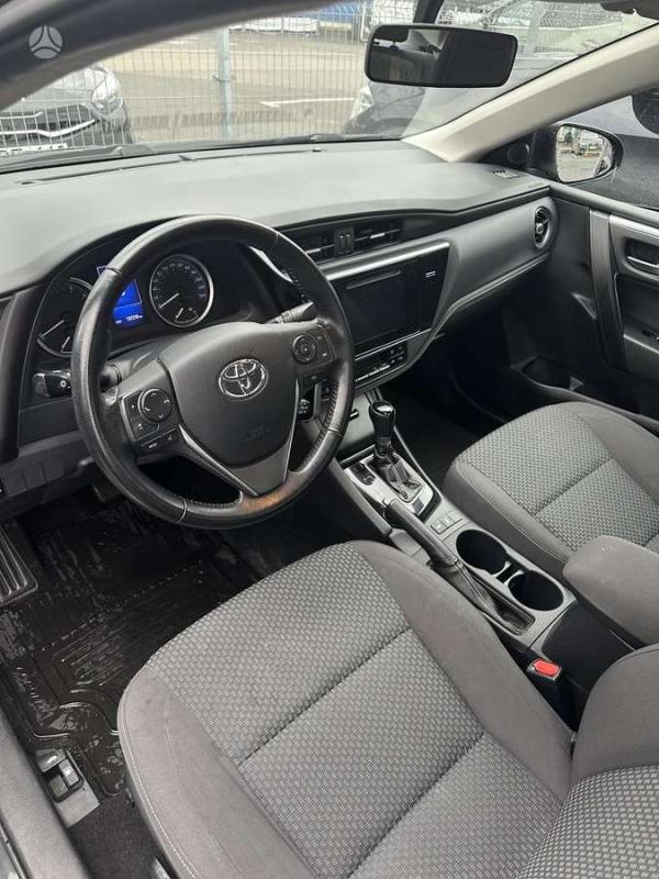 Black Toyota Corolla 2017 in Vilnius, with an engine capacity of 1.60 L and mileage of 146 thousand km for 9900 €, photo 7 on AUTOMOTO.COM.LV