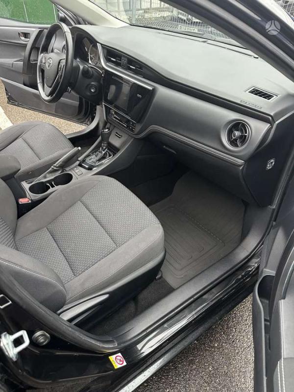 Black Toyota Corolla 2017 in Vilnius, with an engine capacity of 1.60 L and mileage of 146 thousand km for 9900 €, photo 8 on AUTOMOTO.COM.LV