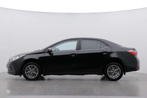 Black Toyota Corolla 2018 in Vilnius, with an engine capacity of 1.60 L and mileage of 136 thousand km for 11900 €, photo 4 on AUTOMOTO.COM.LV