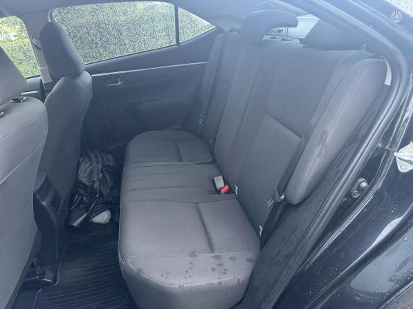 Black Toyota Corolla 2018 in Vilnius, with an engine capacity of 1.40 L and mileage of 160 thousand km for 10499 €, photo 9 on AUTOMOTO.COM.LV