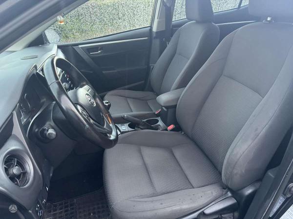 Black Toyota Corolla 2018 in Vilnius, with an engine capacity of 1.40 L and mileage of 160 thousand km for 10499 €, photo 10 on AUTOMOTO.COM.LV