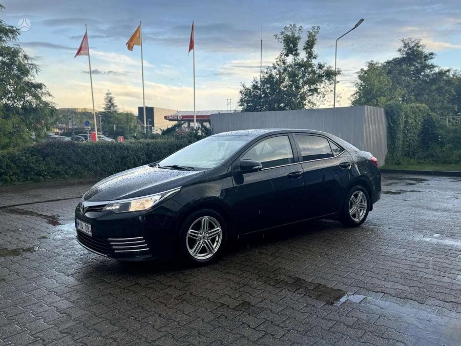 Black Toyota Corolla 2018 in Vilnius, with an engine capacity of 1.40 L and mileage of 160 thousand km for 10499 €, photo 1 on AUTOMOTO.COM.LV