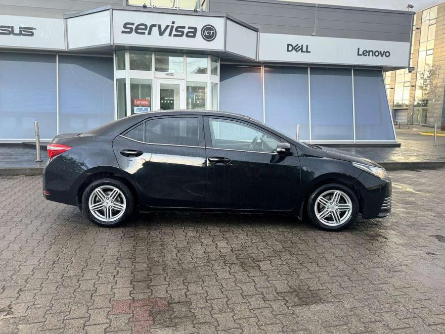 Black Toyota Corolla 2018 in Vilnius, with an engine capacity of 1.40 L and mileage of 160 thousand km for 10499 €, photo 5 on AUTOMOTO.COM.LV