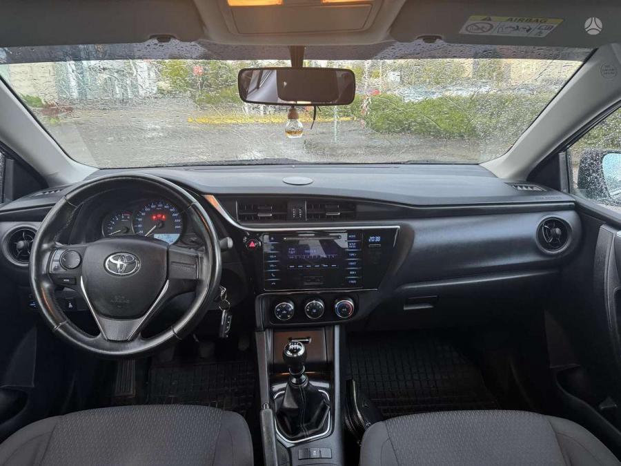 Black Toyota Corolla 2018 in Vilnius, with an engine capacity of 1.40 L and mileage of 160 thousand km for 10499 €, photo 9 on AUTOMOTO.COM.LV