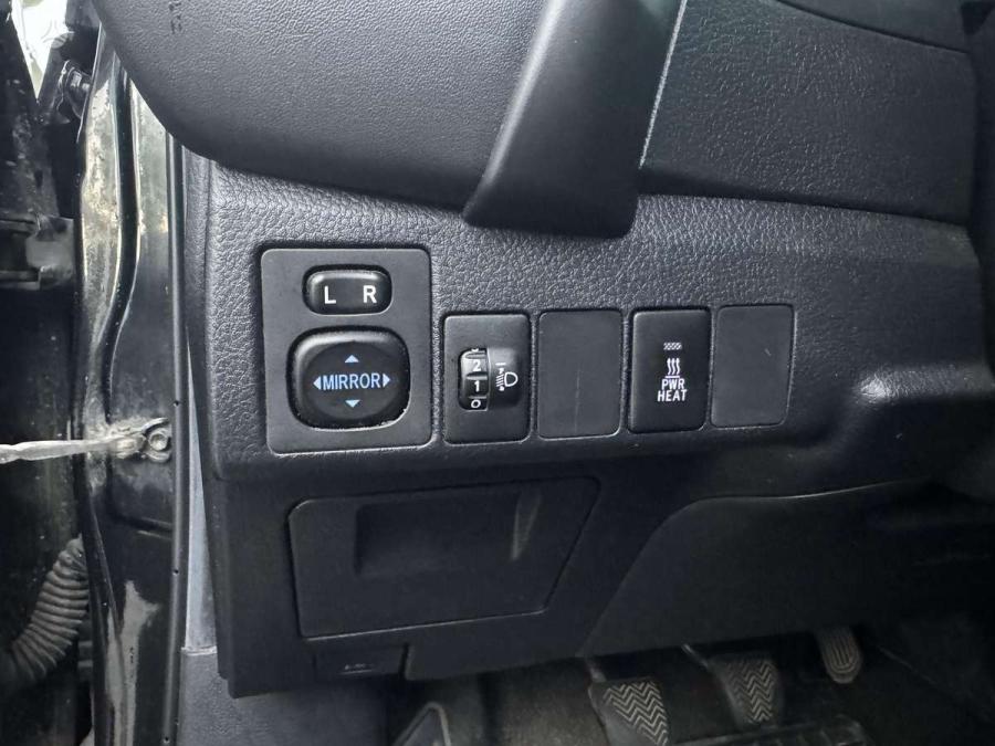 Black Toyota Corolla 2018 in Vilnius, with an engine capacity of 1.40 L and mileage of 160 thousand km for 10499 €, photo 12 on AUTOMOTO.COM.LV