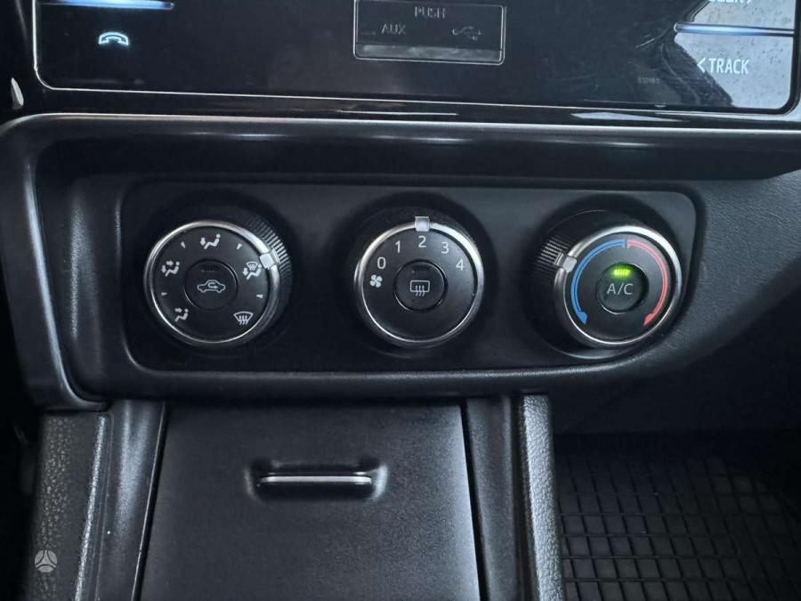 Black Toyota Corolla 2018 in Vilnius, with an engine capacity of 1.40 L and mileage of 160 thousand km for 10499 €, photo 13 on AUTOMOTO.COM.LV
