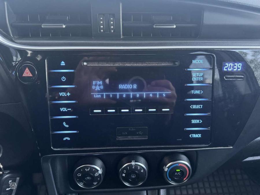 Black Toyota Corolla 2018 in Vilnius, with an engine capacity of 1.40 L and mileage of 160 thousand km for 10499 €, photo 14 on AUTOMOTO.COM.LV