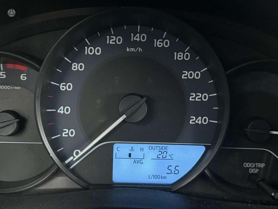 Black Toyota Corolla 2018 in Vilnius, with an engine capacity of 1.40 L and mileage of 160 thousand km for 10499 €, photo 16 on AUTOMOTO.COM.LV