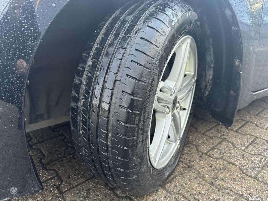 Black Toyota Corolla 2018 in Vilnius, with an engine capacity of 1.40 L and mileage of 160 thousand km for 10499 €, photo 17 on AUTOMOTO.COM.LV