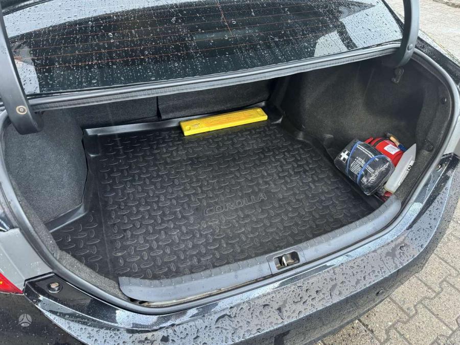 Black Toyota Corolla 2018 in Vilnius, with an engine capacity of 1.40 L and mileage of 160 thousand km for 10499 €, photo 18 on AUTOMOTO.COM.LV