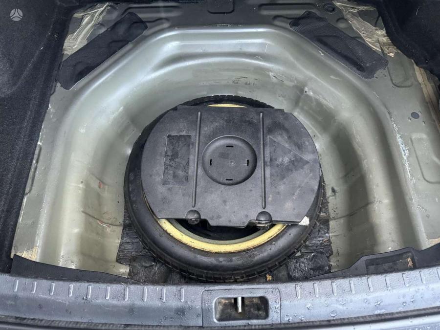 Black Toyota Corolla 2018 in Vilnius, with an engine capacity of 1.40 L and mileage of 160 thousand km for 10499 €, photo 19 on AUTOMOTO.COM.LV