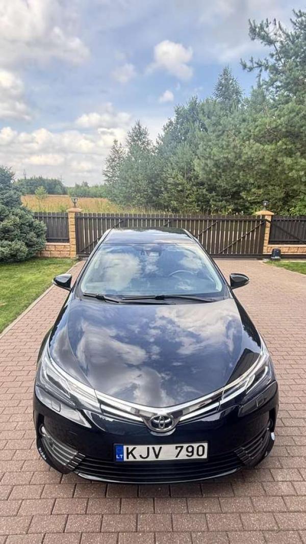 Black Toyota Corolla 2018 in Vilnius, with an engine capacity of 1.60 L and mileage of 136 thousand km for 13500 €, photo 1 on AUTOMOTO.COM.LV