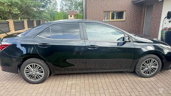 Black Toyota Corolla 2018 in Vilnius, with an engine capacity of 1.60 L and mileage of 136 thousand km for 13500 €, photo 2 on AUTOMOTO.COM.LV