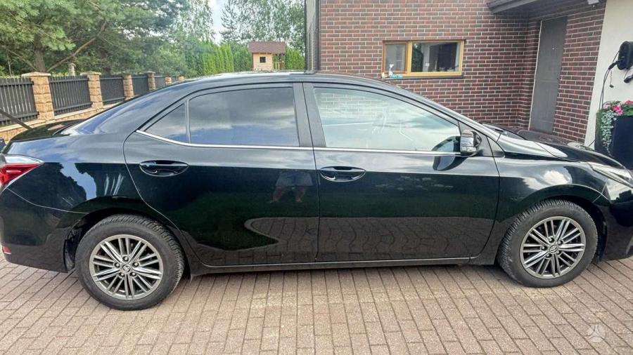 Black Toyota Corolla 2018 in Vilnius, with an engine capacity of 1.60 L and mileage of 136 thousand km for 13500 €, photo 3 on AUTOMOTO.COM.LV