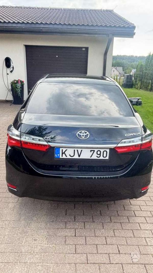 Black Toyota Corolla 2018 in Vilnius, with an engine capacity of 1.60 L and mileage of 136 thousand km for 13500 €, photo 3 on AUTOMOTO.COM.LV