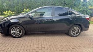 Black Toyota Corolla 2018 in Vilnius, with an engine capacity of 1.60 L and mileage of 136 thousand km for 13500 €, photo 5 on AUTOMOTO.COM.LV