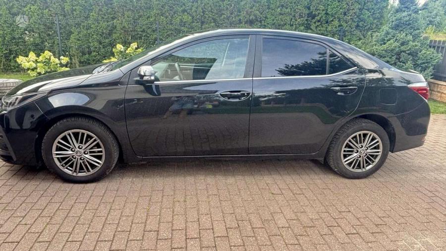 Black Toyota Corolla 2018 in Vilnius, with an engine capacity of 1.60 L and mileage of 136 thousand km for 13500 €, photo 5 on AUTOMOTO.COM.LV