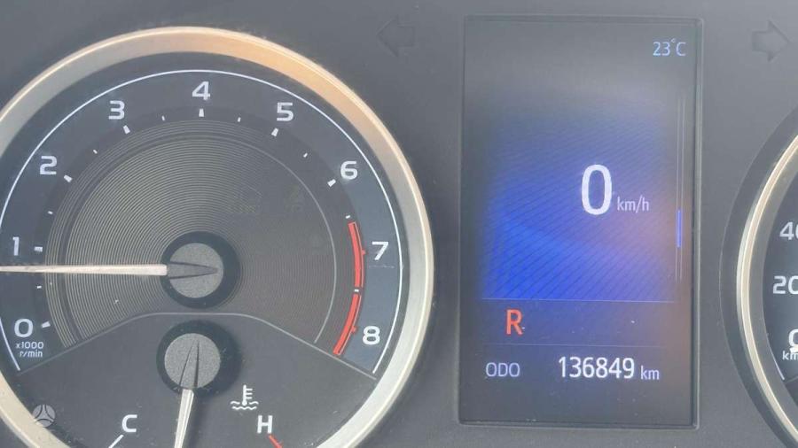 Black Toyota Corolla 2018 in Vilnius, with an engine capacity of 1.60 L and mileage of 136 thousand km for 13500 €, photo 6 on AUTOMOTO.COM.LV