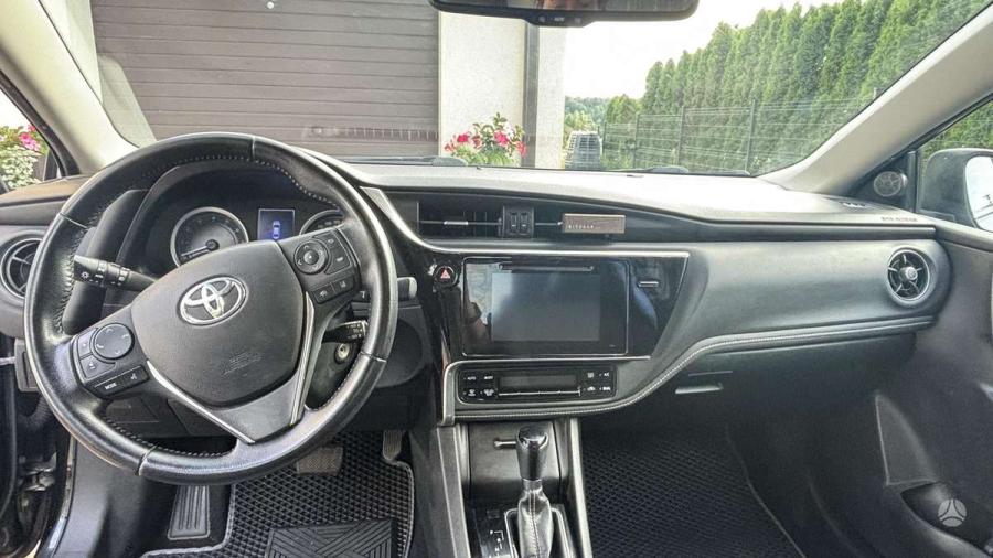 Black Toyota Corolla 2018 in Vilnius, with an engine capacity of 1.60 L and mileage of 136 thousand km for 13500 €, photo 7 on AUTOMOTO.COM.LV
