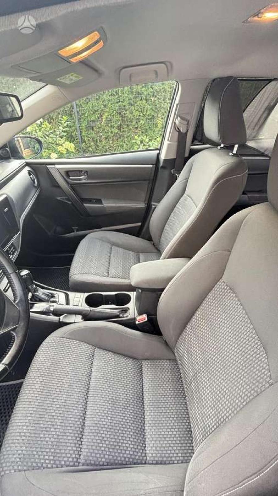 Black Toyota Corolla 2018 in Vilnius, with an engine capacity of 1.60 L and mileage of 136 thousand km for 13500 €, photo 8 on AUTOMOTO.COM.LV