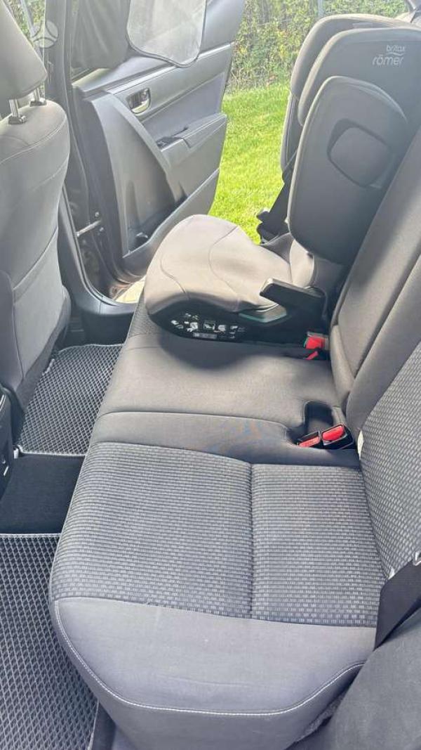 Black Toyota Corolla 2018 in Vilnius, with an engine capacity of 1.60 L and mileage of 136 thousand km for 13500 €, photo 8 on AUTOMOTO.COM.LV