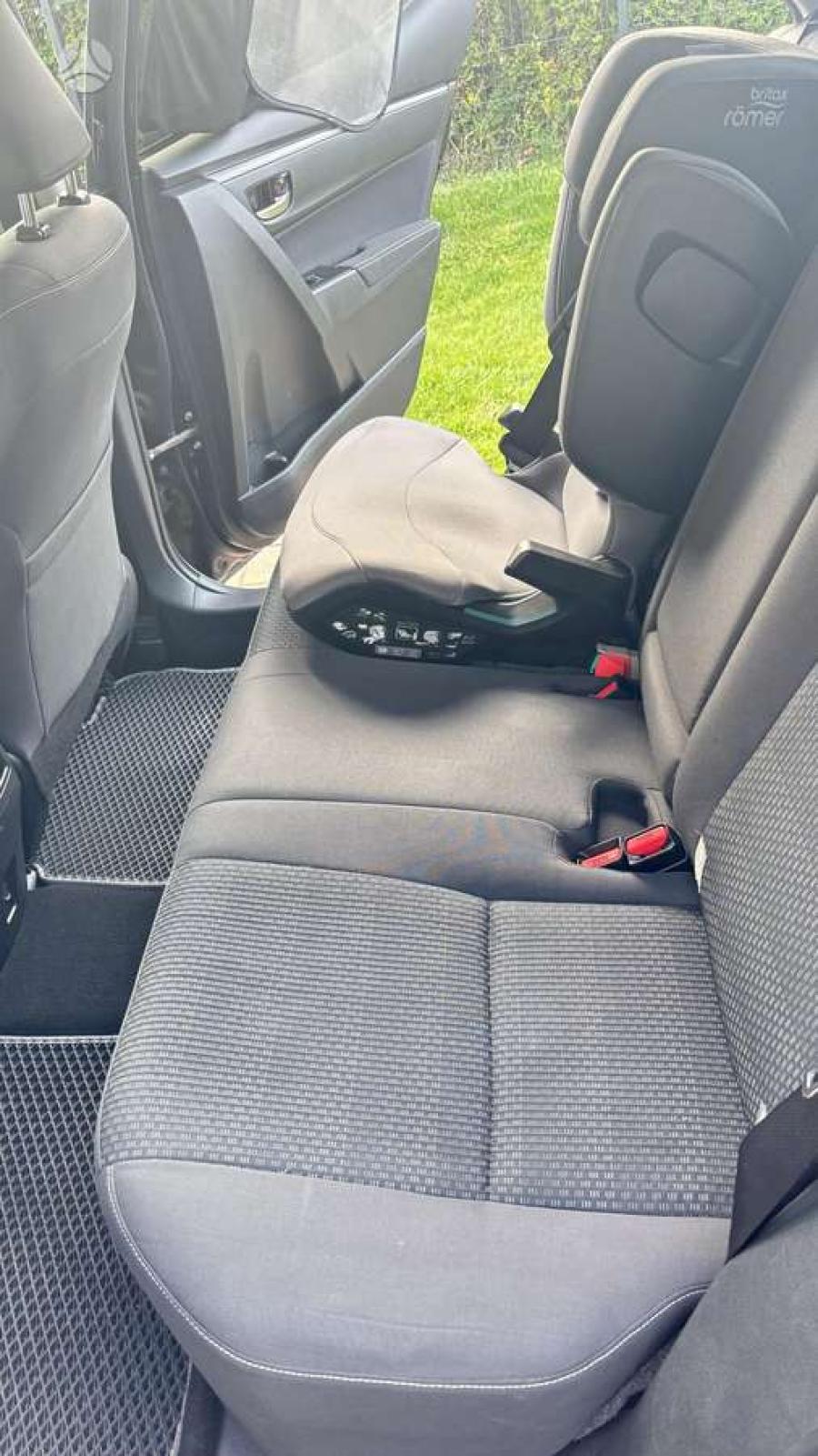 Black Toyota Corolla 2018 in Vilnius, with an engine capacity of 1.60 L and mileage of 136 thousand km for 13500 €, photo 9 on AUTOMOTO.COM.LV