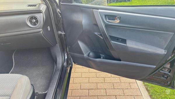 Black Toyota Corolla 2018 in Vilnius, with an engine capacity of 1.60 L and mileage of 136 thousand km for 13500 €, photo 9 on AUTOMOTO.COM.LV