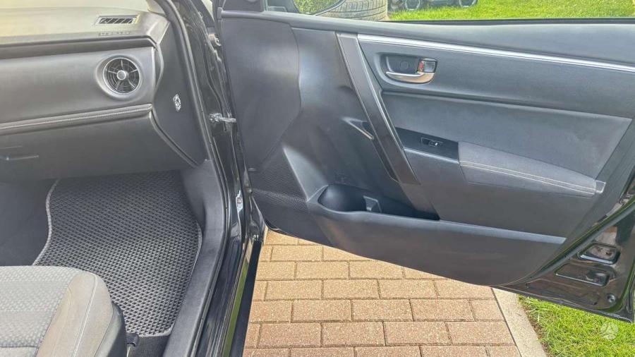 Black Toyota Corolla 2018 in Vilnius, with an engine capacity of 1.60 L and mileage of 136 thousand km for 13500 €, photo 10 on AUTOMOTO.COM.LV