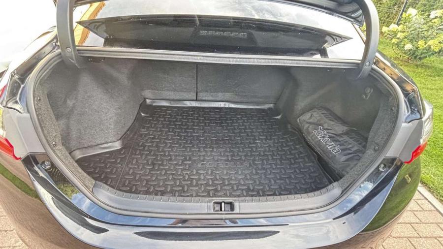 Black Toyota Corolla 2018 in Vilnius, with an engine capacity of 1.60 L and mileage of 136 thousand km for 13500 €, photo 11 on AUTOMOTO.COM.LV