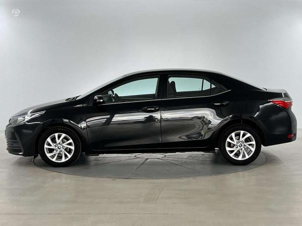 Black Toyota Corolla 2018 in Vilnius, with an engine capacity of 1.60 L and mileage of 174 thousand km for 10900 €, photo 4 on AUTOMOTO.COM.LV