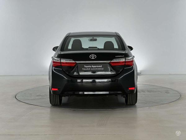 Black Toyota Corolla 2018 in Vilnius, with an engine capacity of 1.60 L and mileage of 174 thousand km for 10900 €, photo 5 on AUTOMOTO.COM.LV