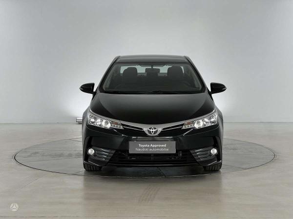 Black Toyota Corolla 2018 in Vilnius, with an engine capacity of 1.60 L and mileage of 174 thousand km for 10900 €, photo 6 on AUTOMOTO.COM.LV