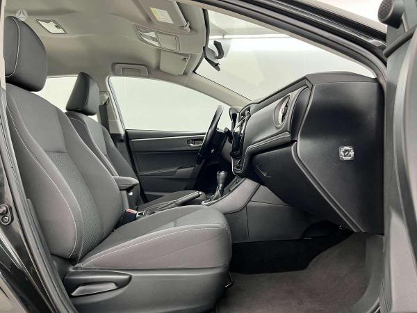 Black Toyota Corolla 2018 in Vilnius, with an engine capacity of 1.60 L and mileage of 174 thousand km for 10900 €, photo 7 on AUTOMOTO.COM.LV