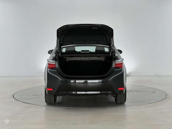 Black Toyota Corolla 2018 in Vilnius, with an engine capacity of 1.60 L and mileage of 174 thousand km for 10900 €, photo 11 on AUTOMOTO.COM.LV