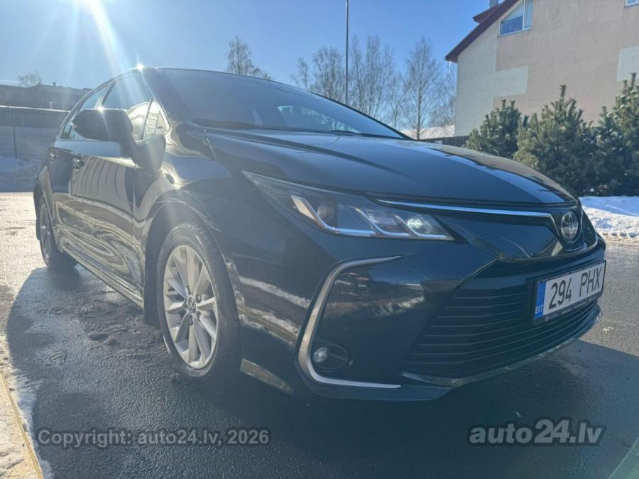 Black Toyota Corolla 2019 in Tallinn, with an engine capacity of 1.60 L and mileage of 167 thousand km for 15450 €, photo 2 on AUTOMOTO.COM.LV