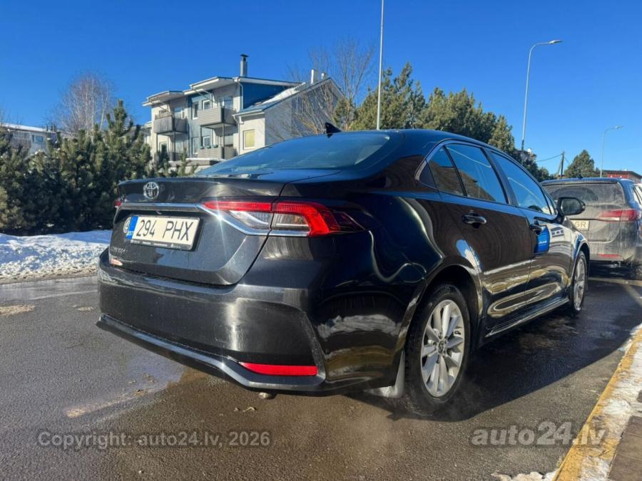 Black Toyota Corolla 2019 in Tallinn, with an engine capacity of 1.60 L and mileage of 167 thousand km for 15450 €, photo 3 on AUTOMOTO.COM.LV