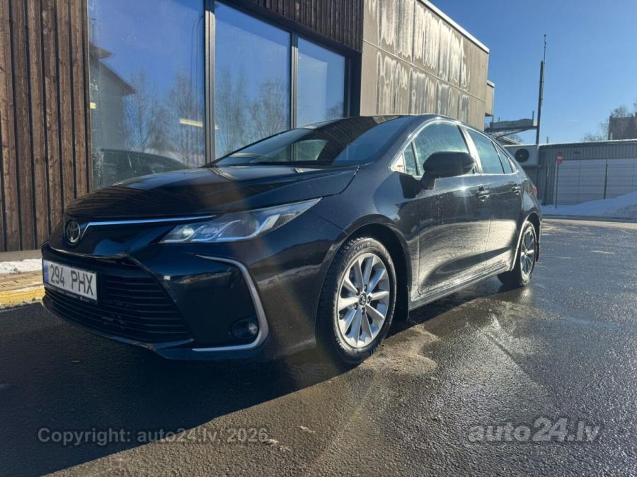 Black Toyota Corolla 2019 in Tallinn, with an engine capacity of 1.60 L and mileage of 167 thousand km for 15450 €, photo 4 on AUTOMOTO.COM.LV